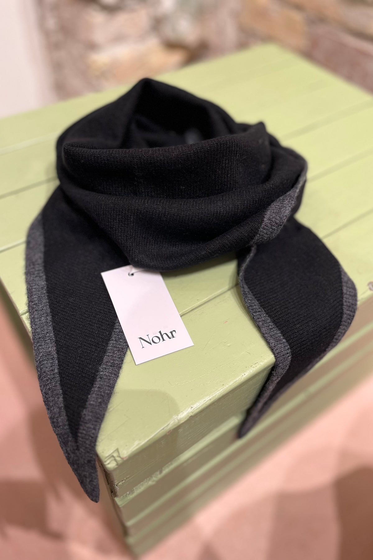Nohr Duo Triangel Tørklæde / Sort– Shop.